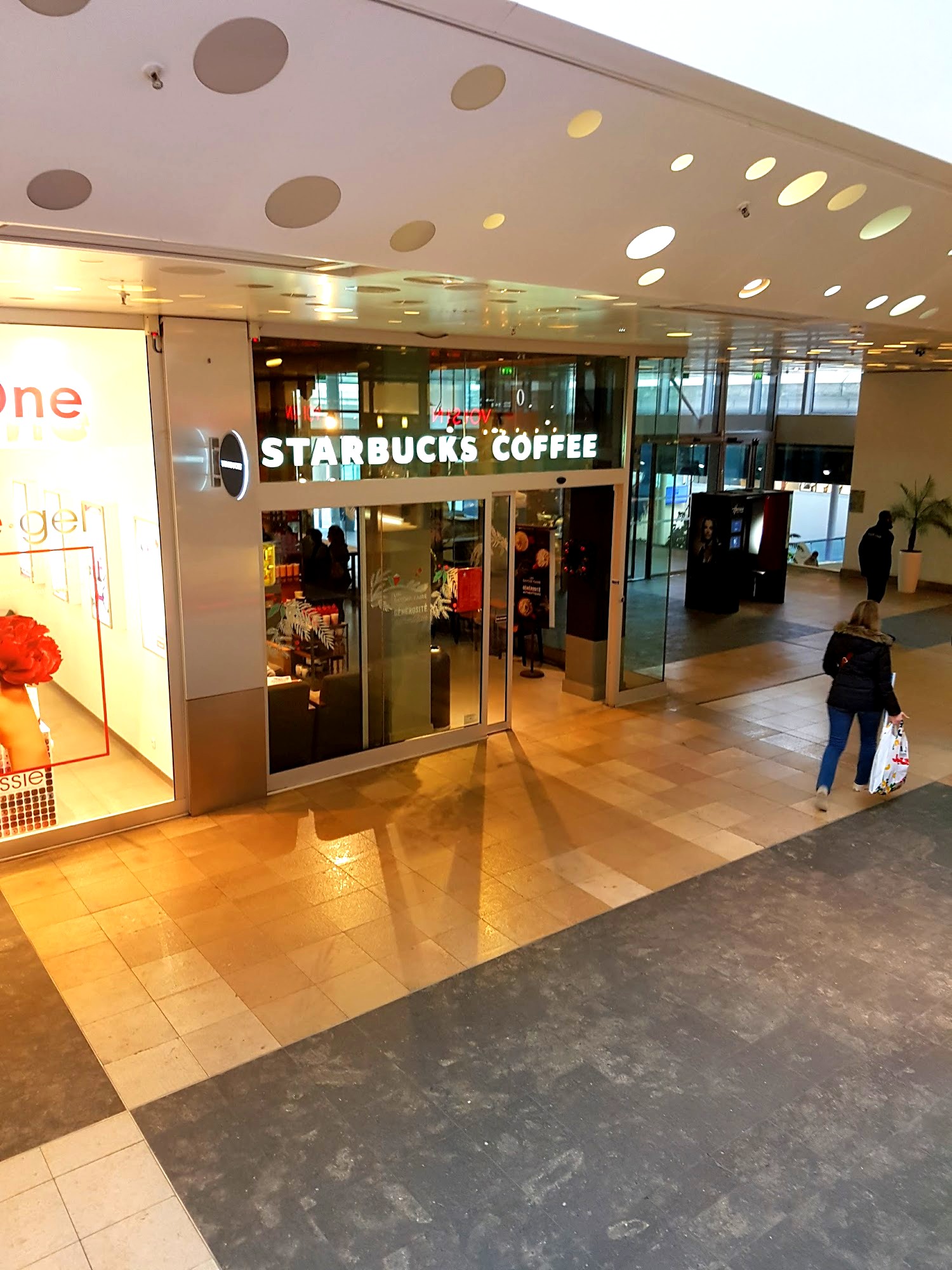 Starbucks Lyon Confluence (déc. 2025) Horaires | Infos & avis | Toolyon